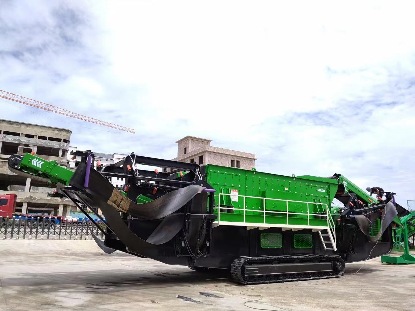 50Kw Crawler Mobile Crusher Machine 180 TPH Portable Concrete Conveyor